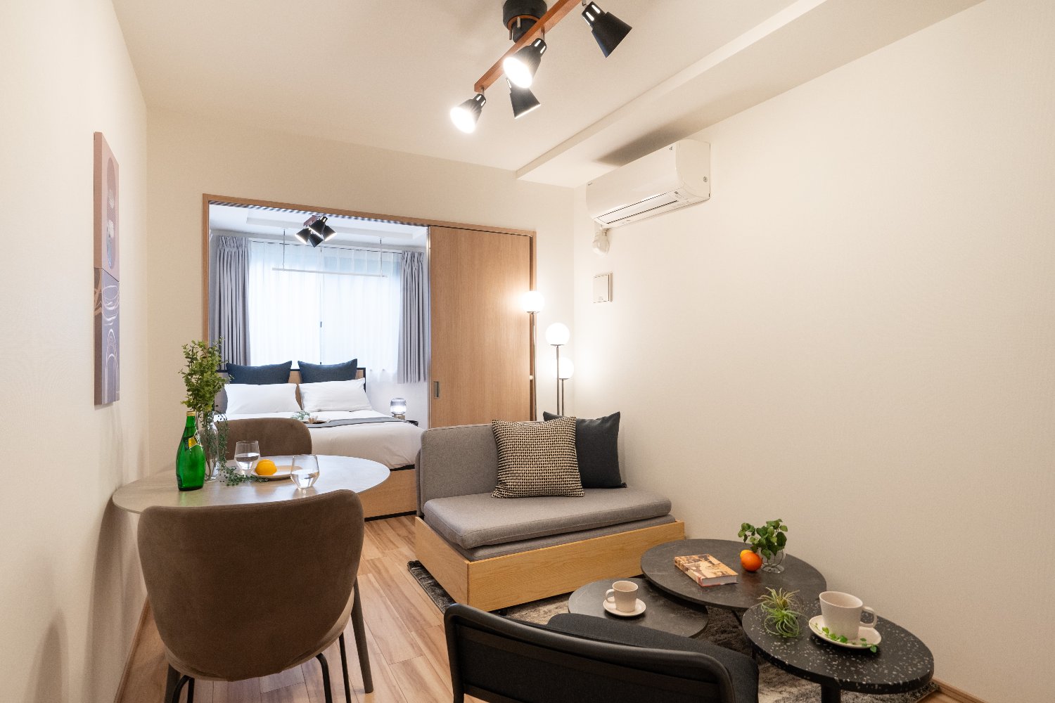 便利な山手線沿線/駅から徒歩8分/駅前に飲食店多数/ウェルスクエアイズム大塚105 | 豊島区の滞在・宿泊｜Sumyca