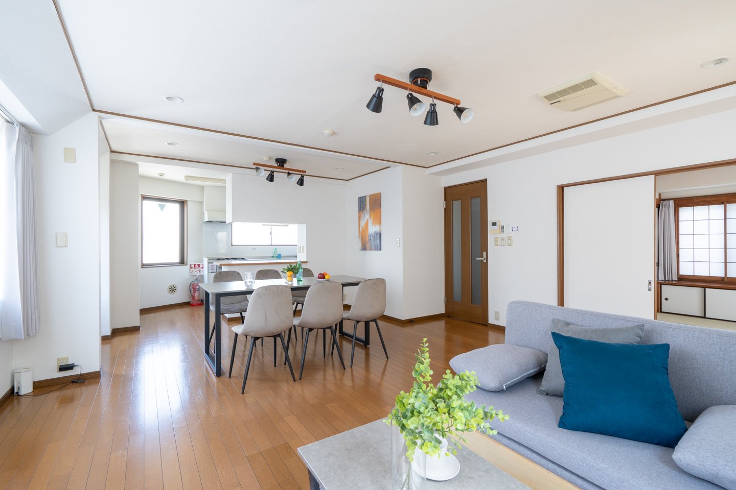 最寄り駅徒歩2分の好立地/人気の新宿エリア/家具家電充実/4LDK/Wi-Fi完備/白砂ビル 4・5F | 新宿区の滞在・宿泊｜Sumyca